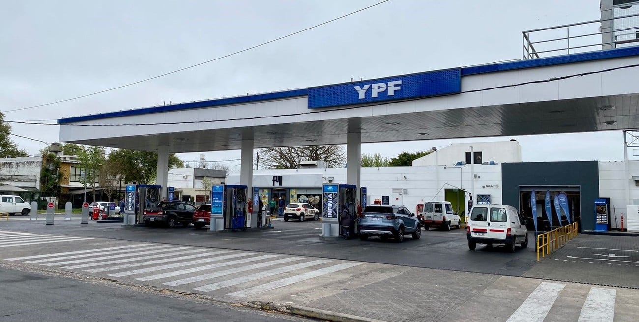 YPF aumentó los combustibles 12% promedio en todo el país: la nafta premium Infinia ahora roza ...
