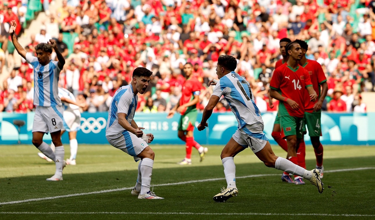 Desprolijo debut del fútbol Sub 23 en París: Invasión, suspensión ...