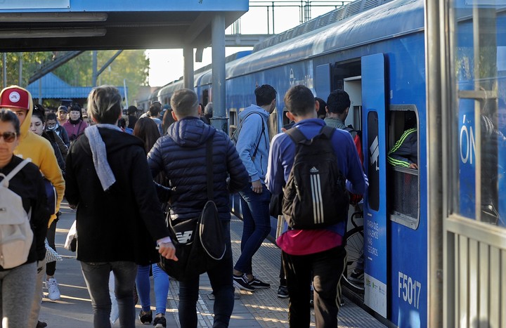 Sigue la odisea de los laburantes: El Tren San Martín circula con ...