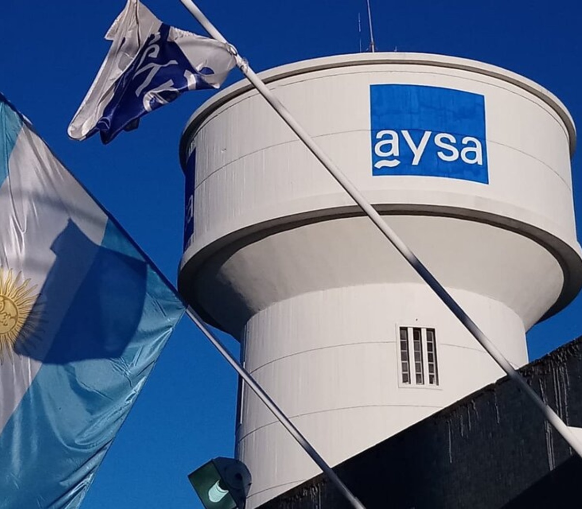Mientras avanza la privatización de AySA, Milei autorizó a la empresa a ...