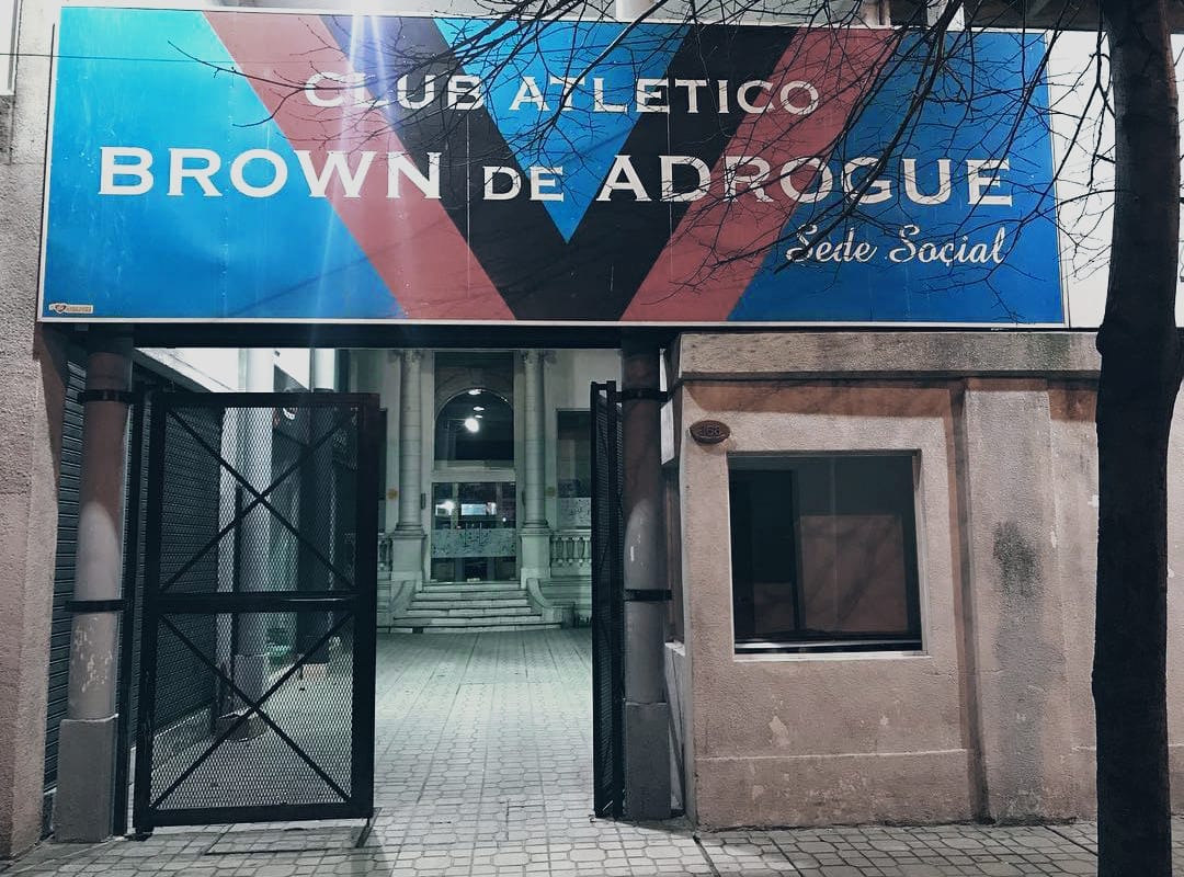 El club Brown de Adrogué apartó a un DT por enviarle mensajes ...