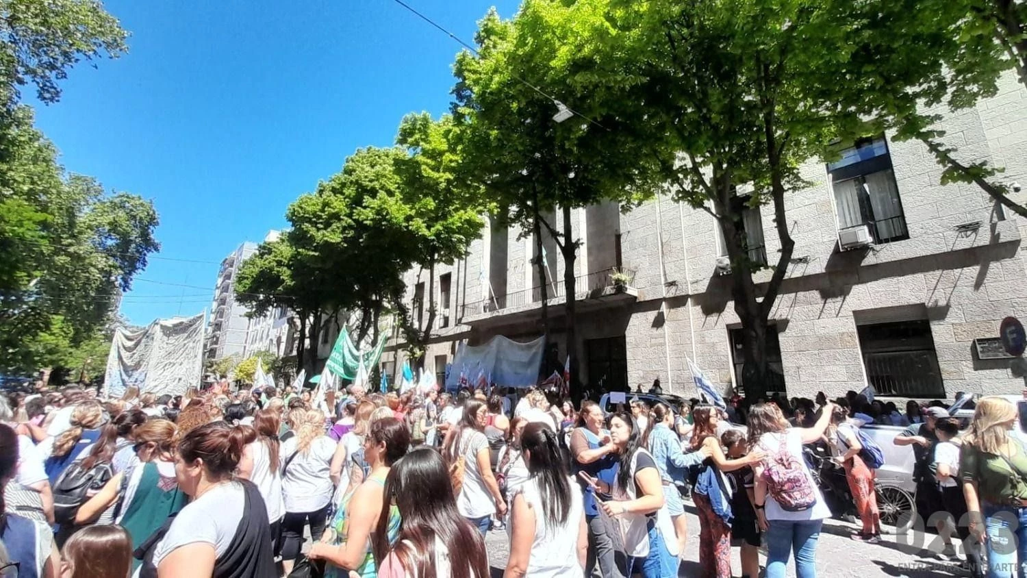 Masiva marcha docente en Mar del Plata tras los incidentes en la ...