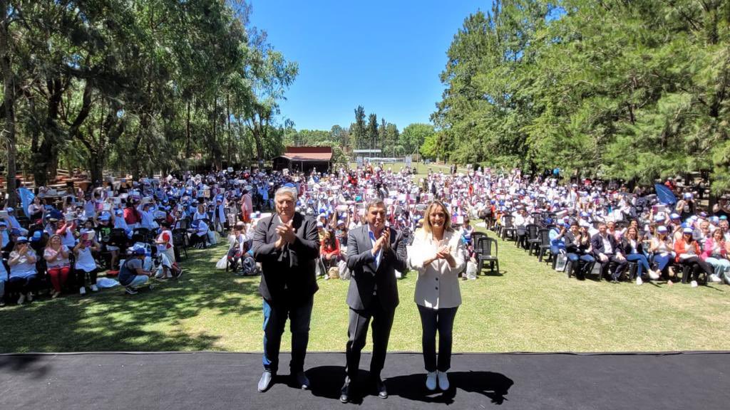 Galmarini y Ambrosini entregaron 1300 tablets a escuelas del Delta de ...