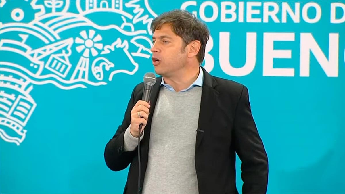 Kicillof entregó computadoras a estudiantes en Malvinas Argentinas con ...
