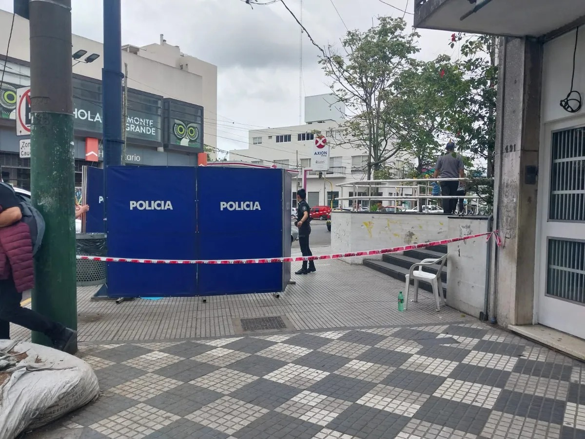Un adulto mayor se desplomó en la puerta de un banco de Esteban ...
