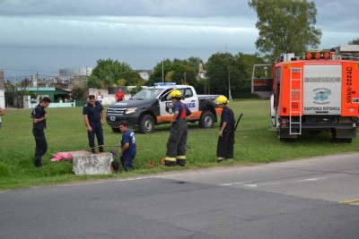 Los Polvorines: Así rescataron a un perro manco que cayó a una ...